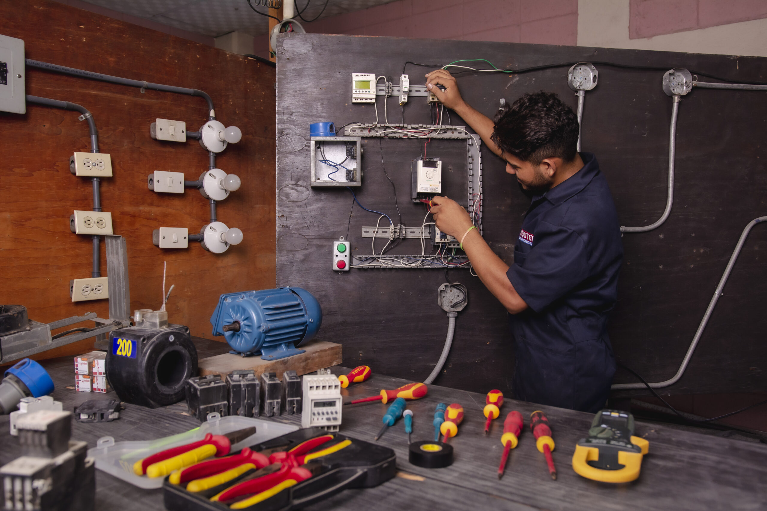 Bachillerato Técnico Profesional en Electricidad - EDUTEC